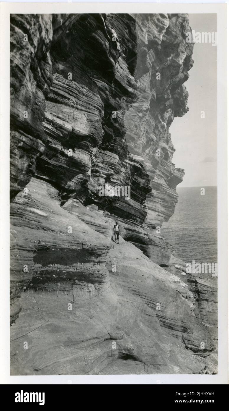HI - Kaula Rock. Kaula Rock Light Station, Hawaii. Hand line along ...