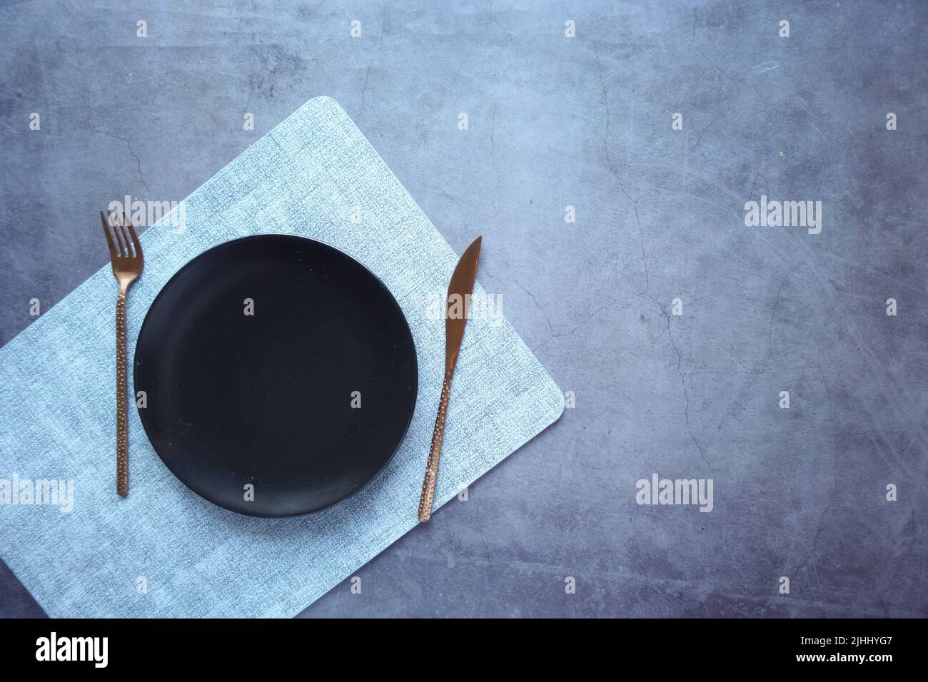 cutlery and empty plate on wooden background top down Stock Photo - Alamy