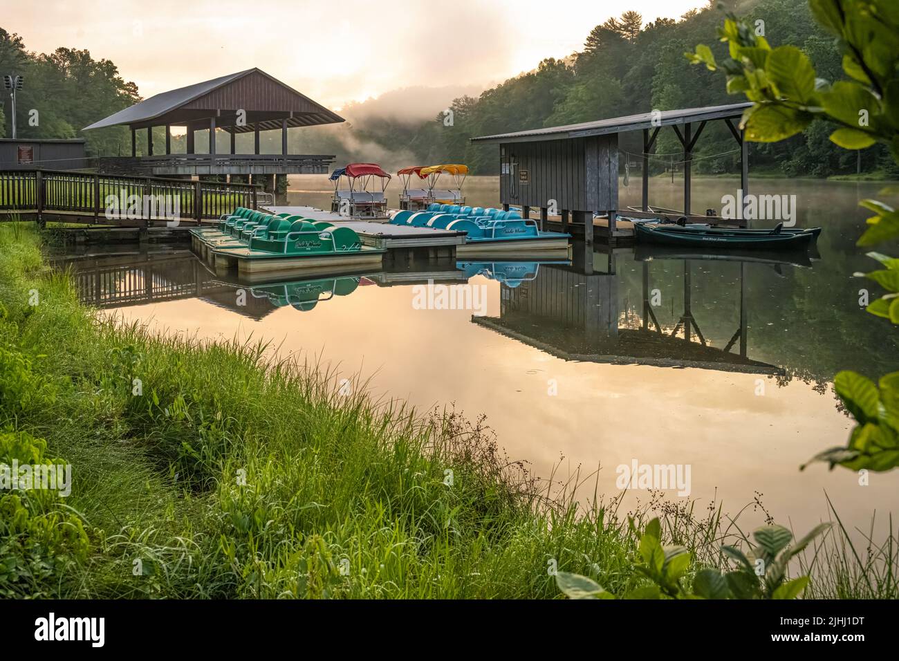Mountain mist at sunrise on Lake Trahlyta in Vogel State Park, a ...
