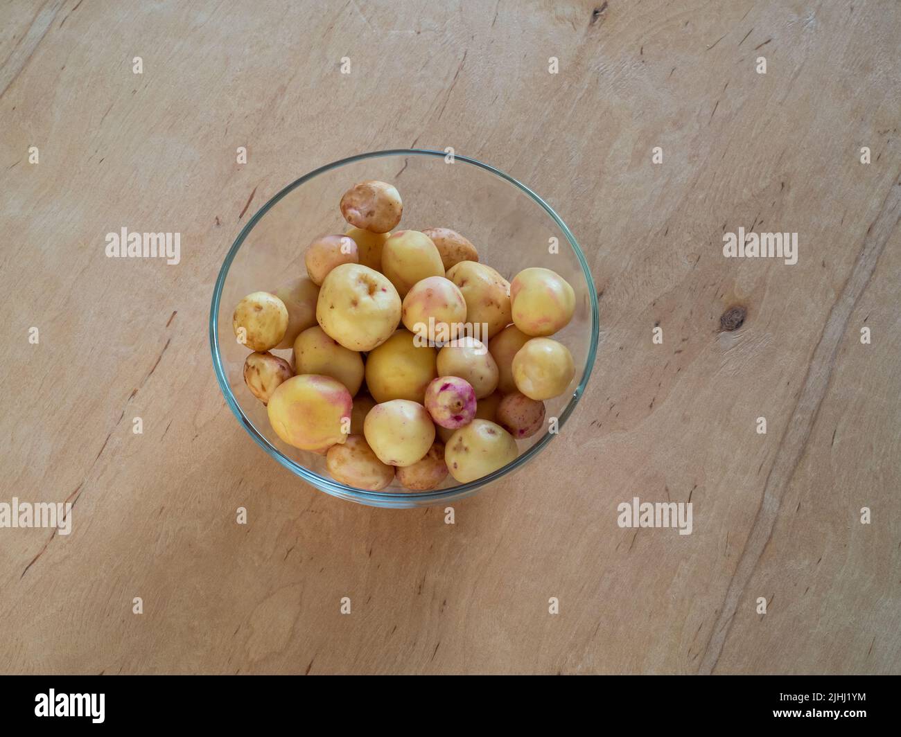 Wash and drain potatoes in bowl Stock Photo - Alamy