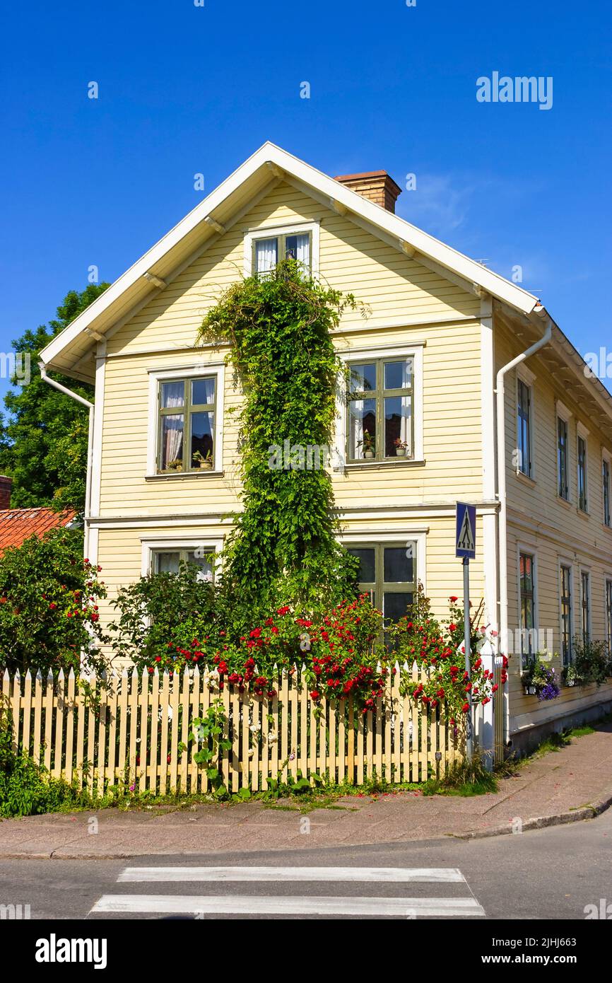 Beautiful yellow corner house hi-res stock photography and images - Alamy