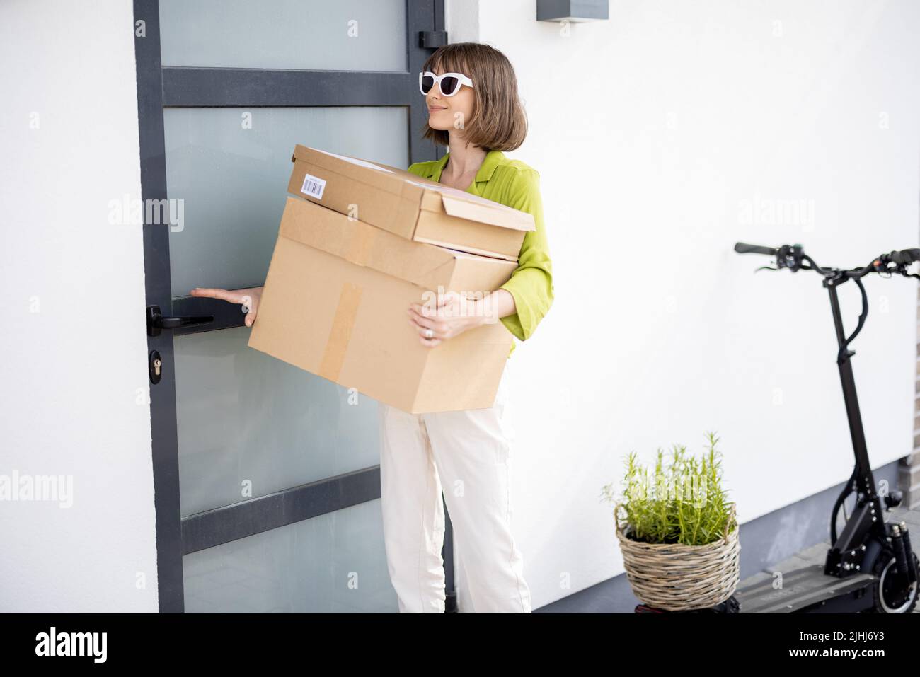 Delivery person carrying packages hi-res stock photography and images ...
