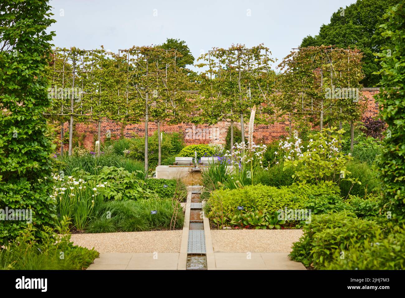Large garden planters hi-res stock photography and images - Alamy