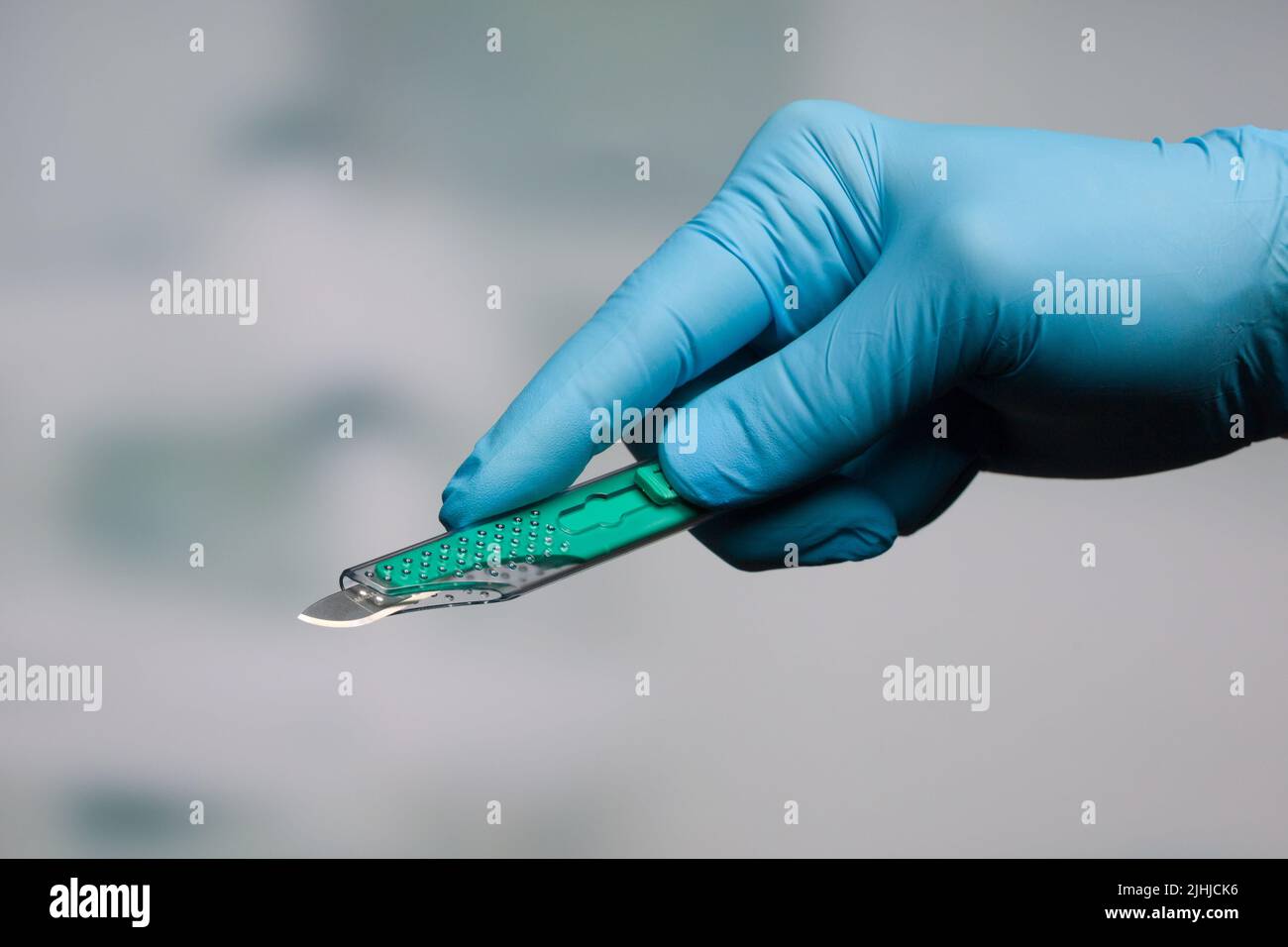 Doctor scalpel hand hi-res stock photography and images - Alamy