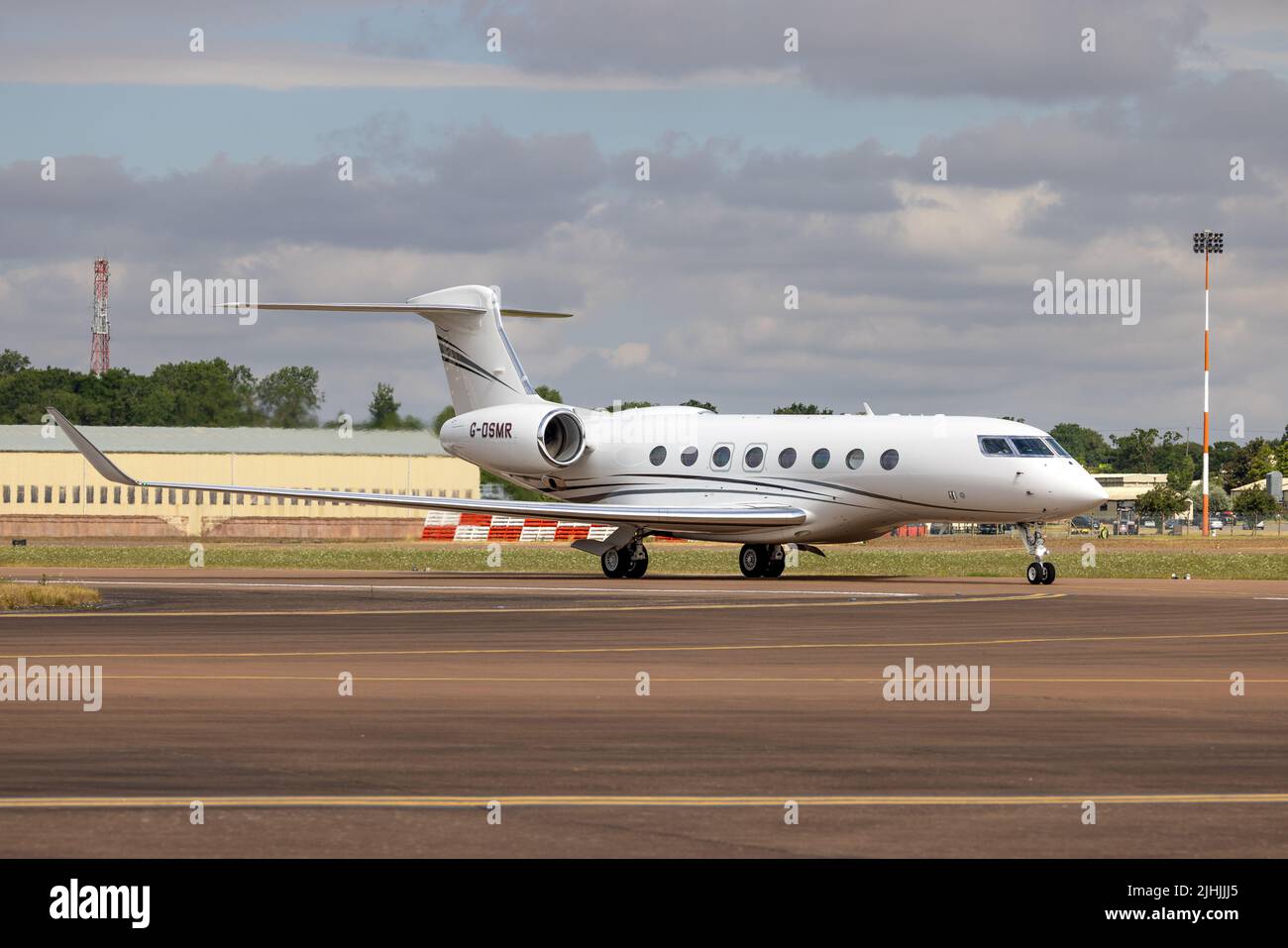 Gulfstream aerospace g650 arriving hi-res stock photography and images ...