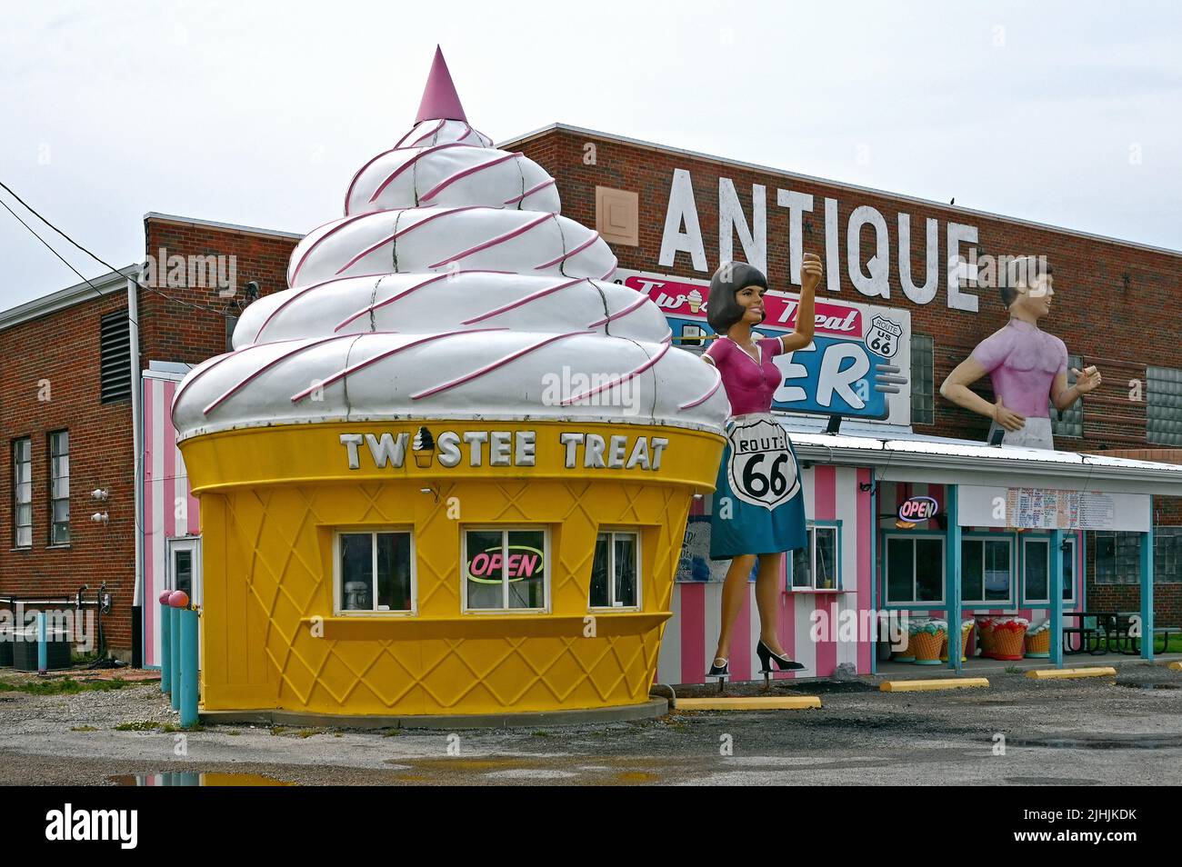 Pink Elephant Antique Mall, Livingston, Illinois, United States of ...
