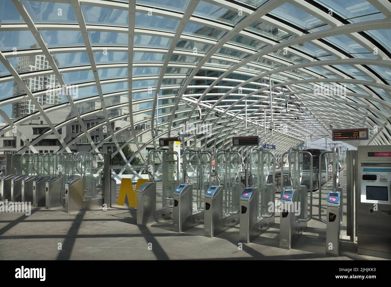 Ticket machines and barriers onto the RET Metro station platforms at ...