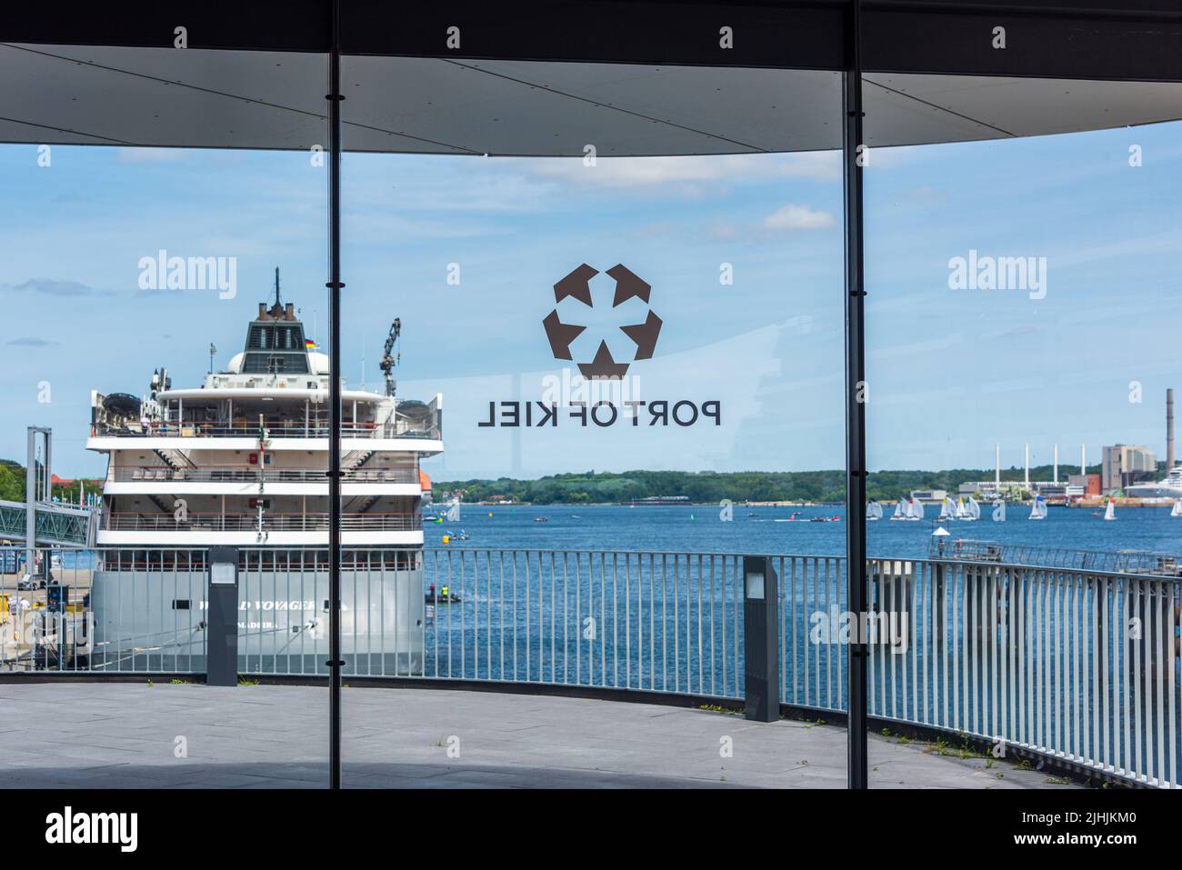 Kiel Juli 2022 Logo von Port of Kiel an den Scheiben der ...