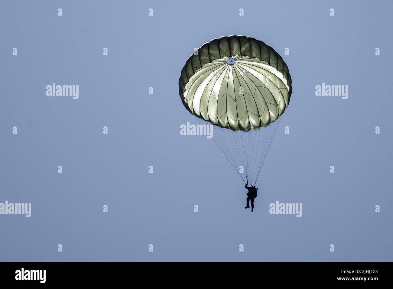 Waldeck, Germany. 19th July, 2022. Parachutists from the German Army's ...