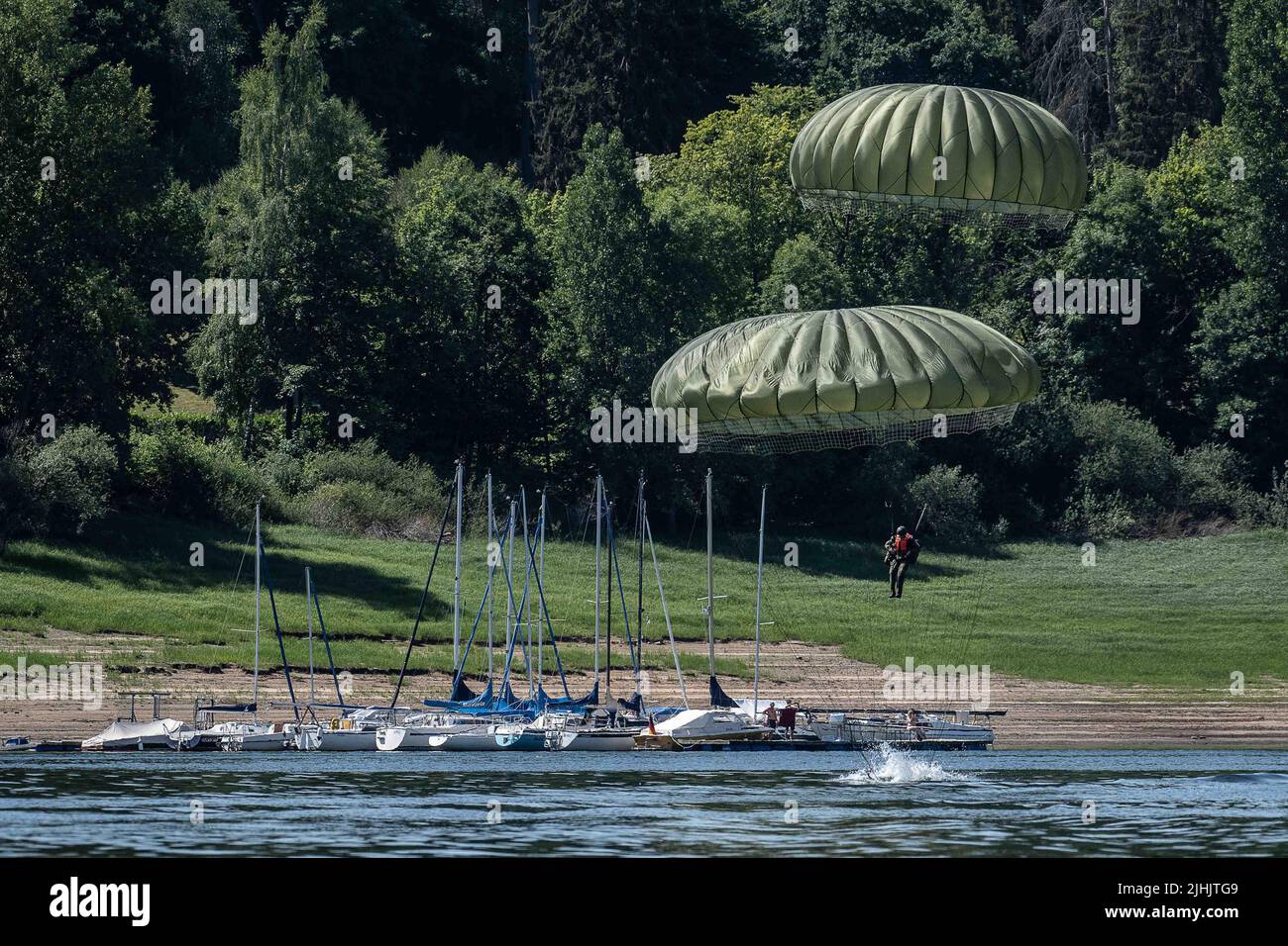 Waldeck, Germany. 19th July, 2022. Parachutists from the German Armed ...