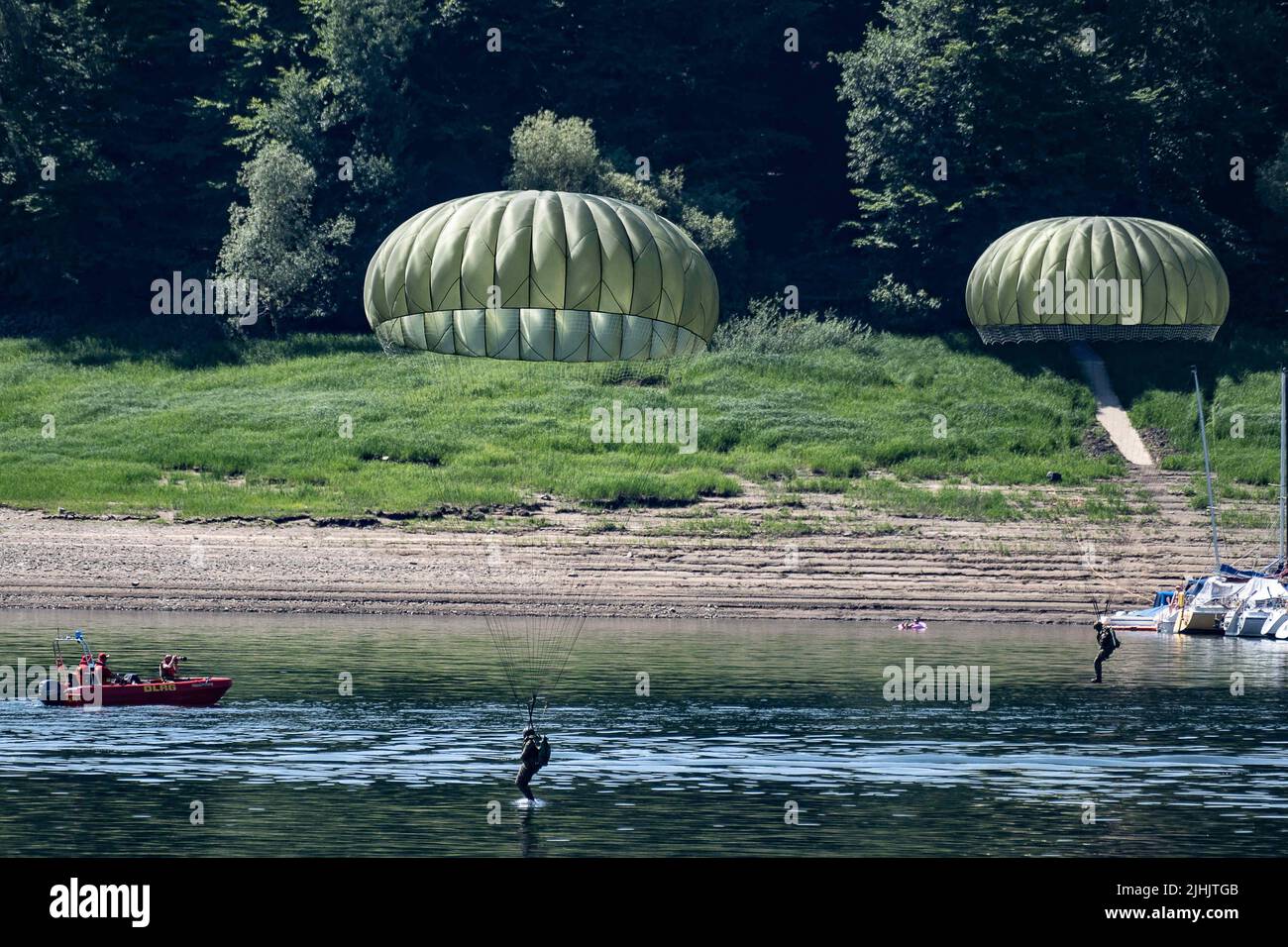 Waldeck, Germany. 19th July, 2022. Parachutists from the German Armed ...