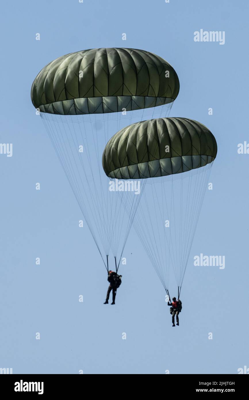 Waldeck, Germany. 19th July, 2022. Parachutists from the German Army's ...