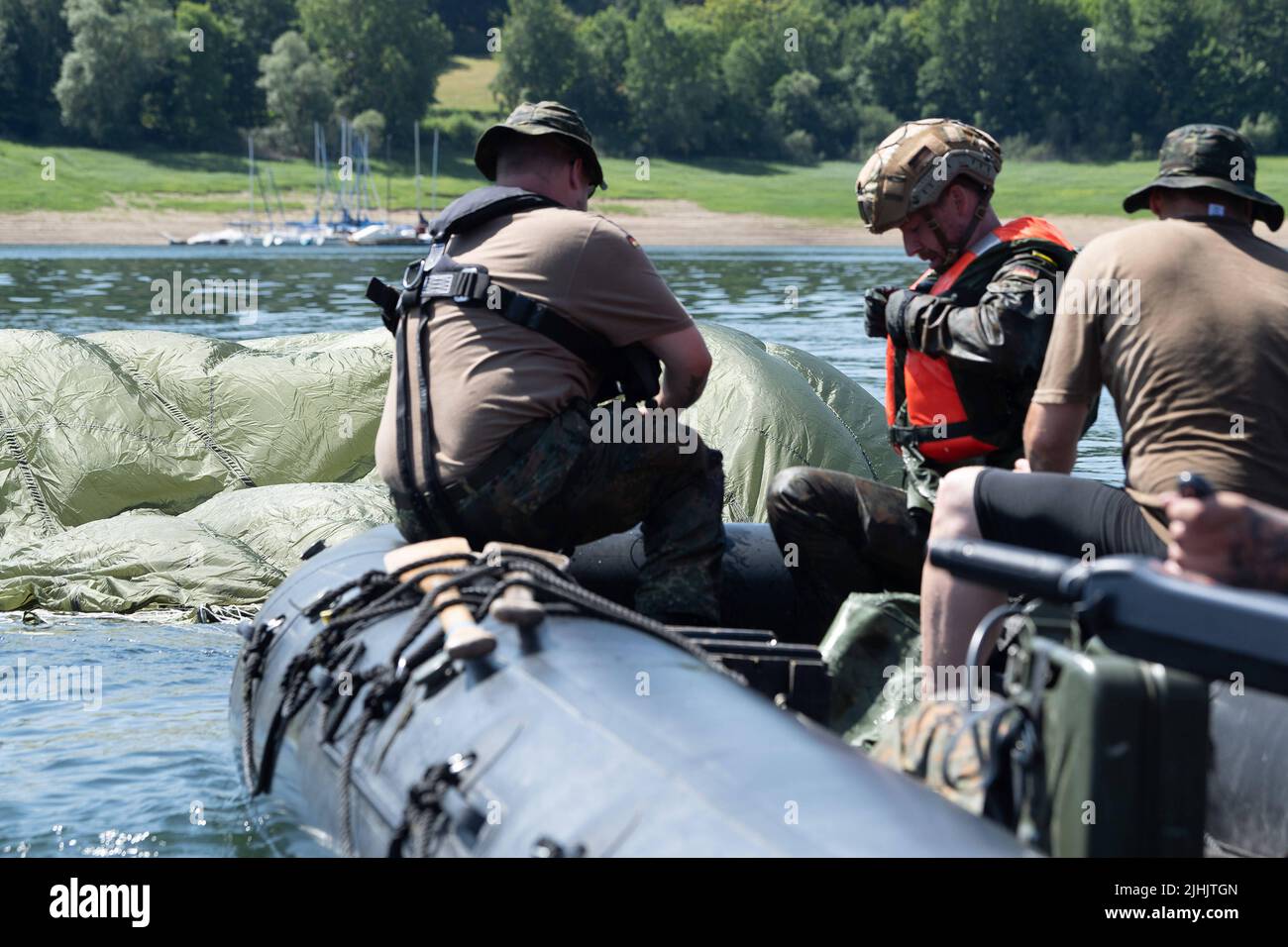 Waldeck, Germany. 19th July, 2022. A parachutist of the German Army's ...