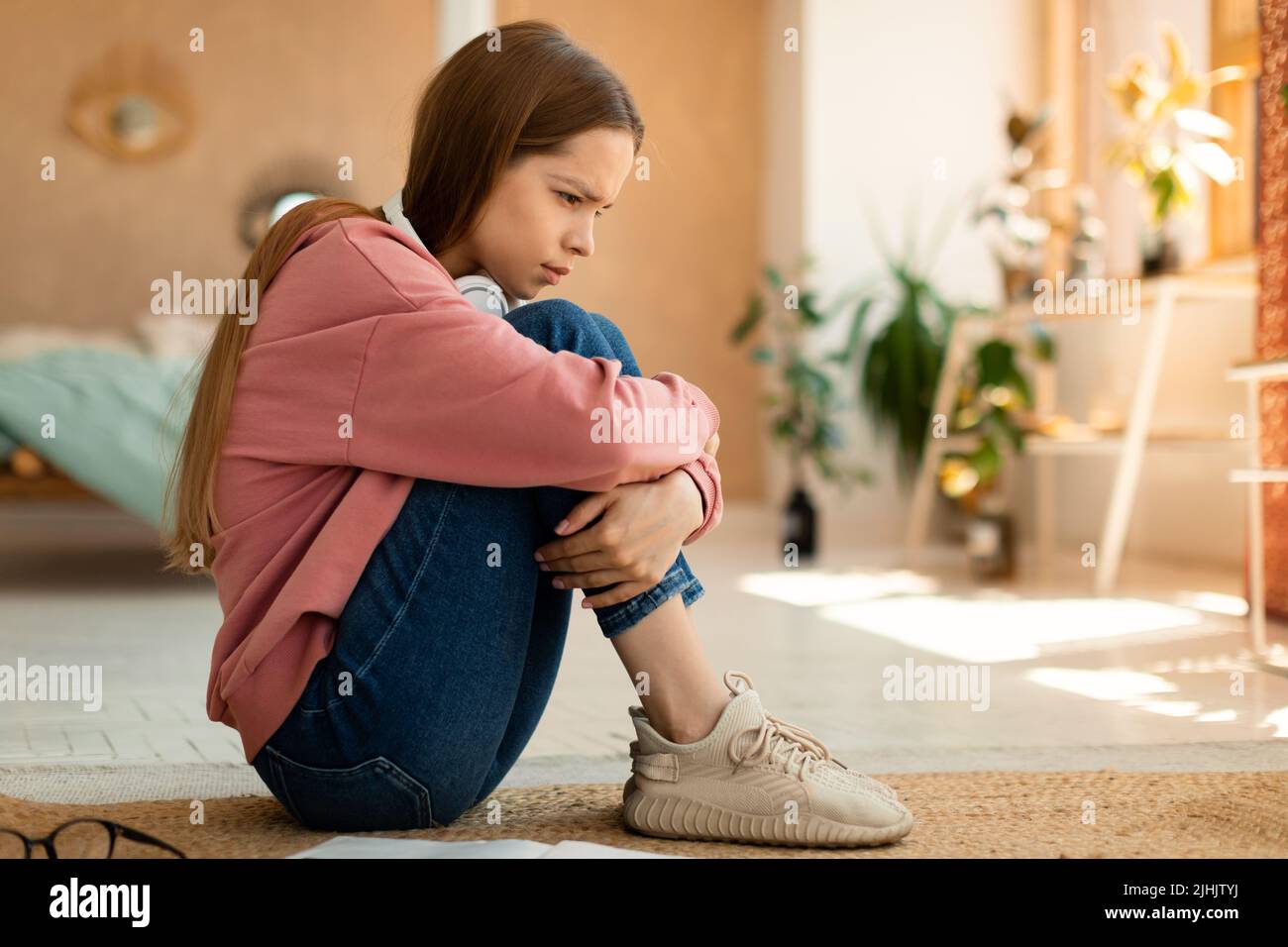Teenager crying and smartphone hi-res stock photography and images - Alamy