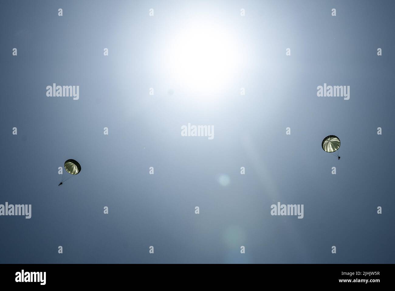 Waldeck, Germany. 19th July, 2022. Parachutists from the German Army's ...