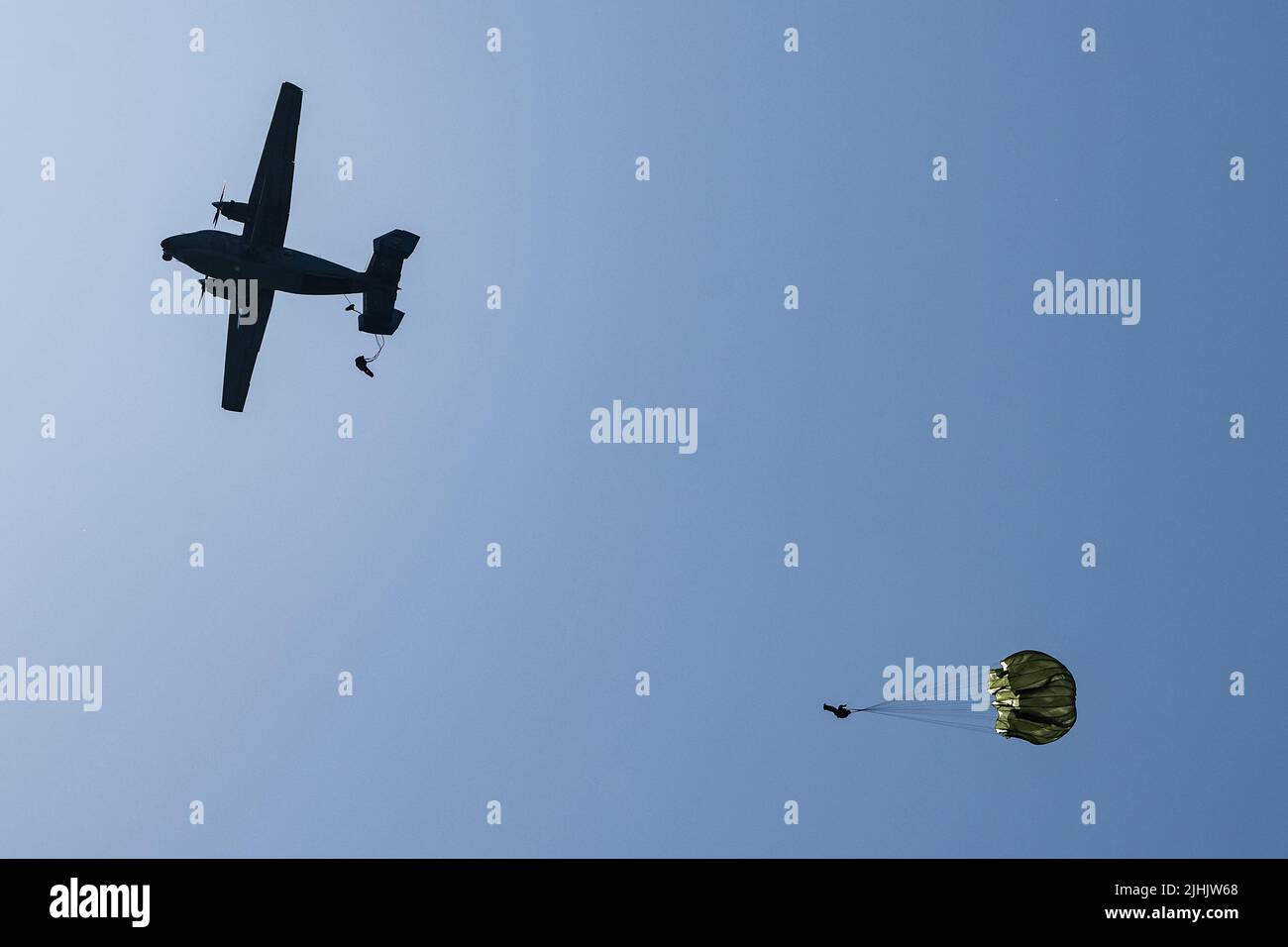Waldeck, Germany. 19th July, 2022. Parachutists from the German Army's ...