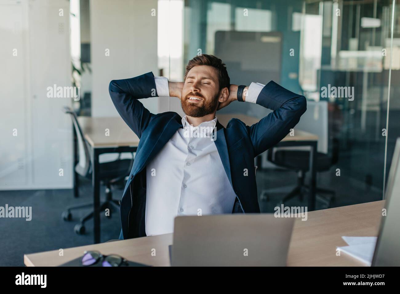 Back closed hi-res stock photography and images - Alamy