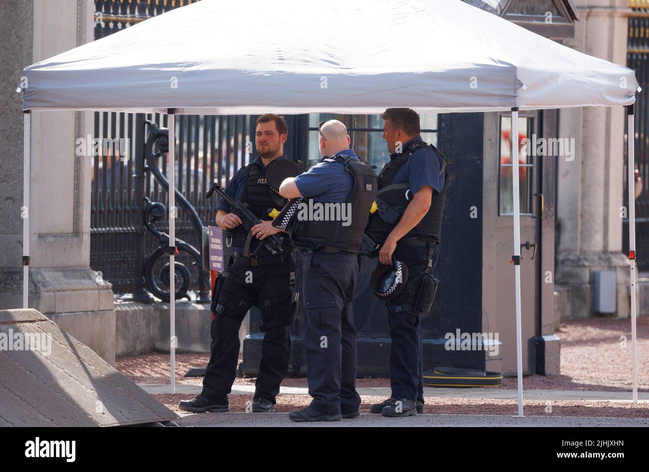 London, UK. 19th July, 2022. Police officers take shade under a ...
