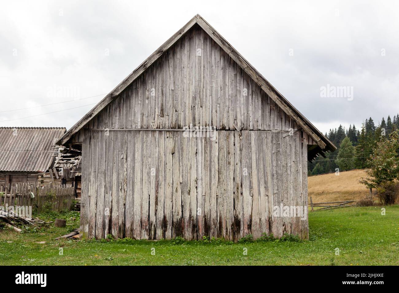 Front view of an old weathered wooden barn Stock Photo - Alamy
