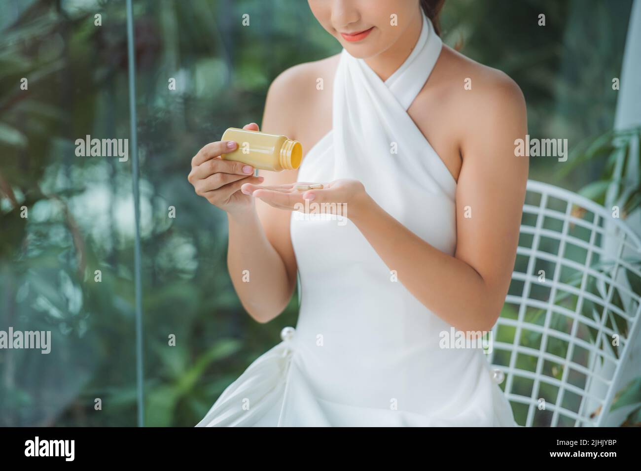 Hand holding vitamin tablets hi-res stock photography and images - Alamy