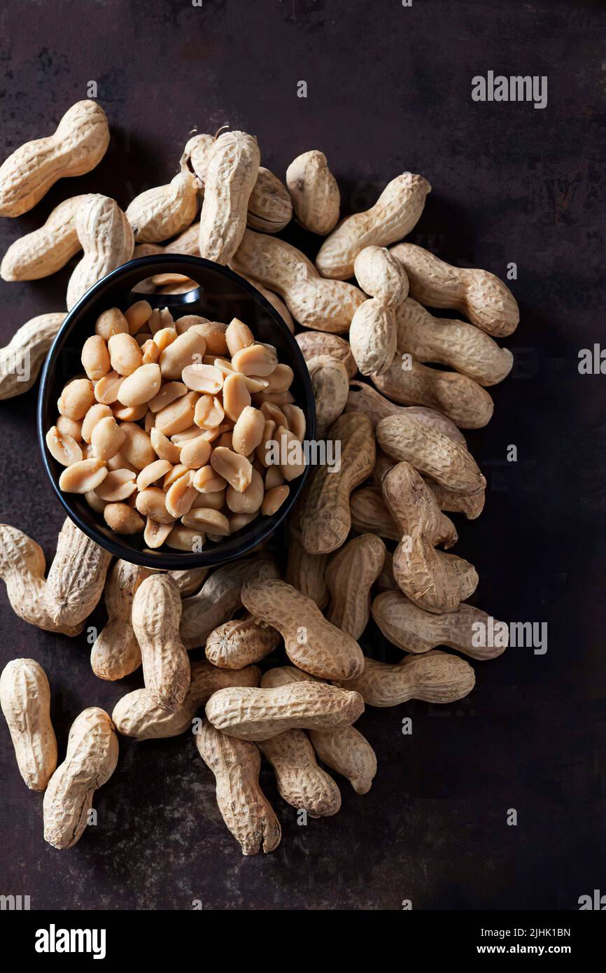 Peanuts in husks hi-res stock photography and images - Alamy