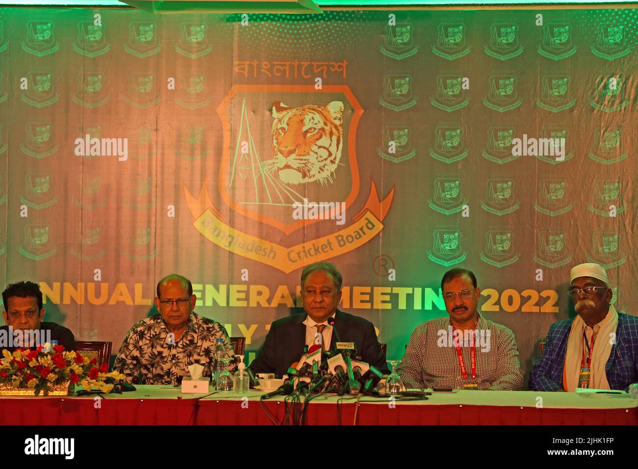 Bangladesh Cricket Board President Nazmul Hasan (C) speaks to ...