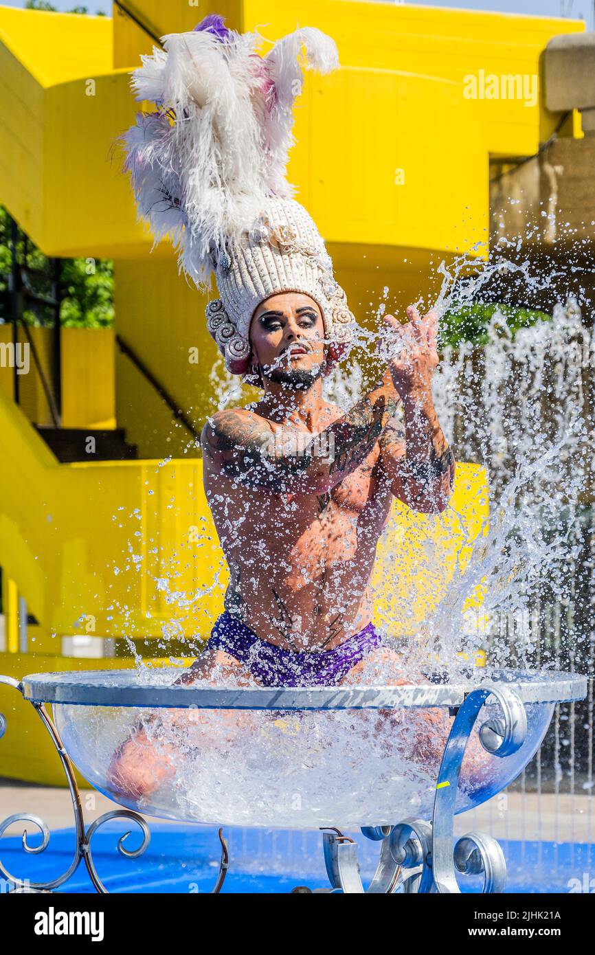 London, UK. 19th July, 2022. Mark 'Captain Kid' Winmill performs in his ...