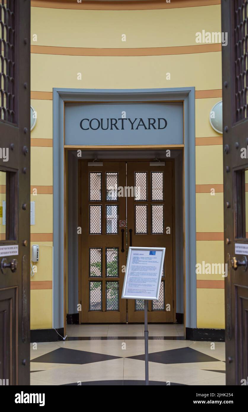 Sackler library courtyard hi-res stock photography and images - Alamy