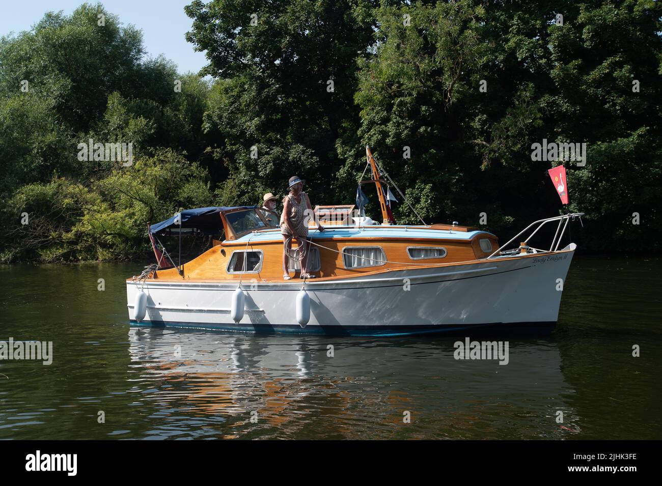 Bray, UK. 19th July, 2022. Swan Uppers on the River Thames at Bray Lock ...