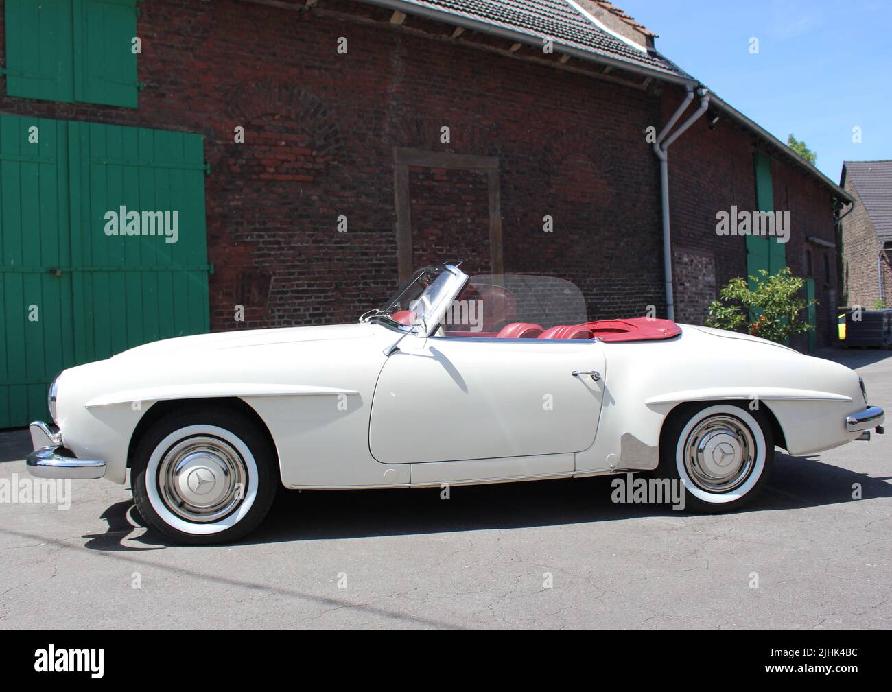 White mercedes sl convertible hi-res stock photography and images - Alamy