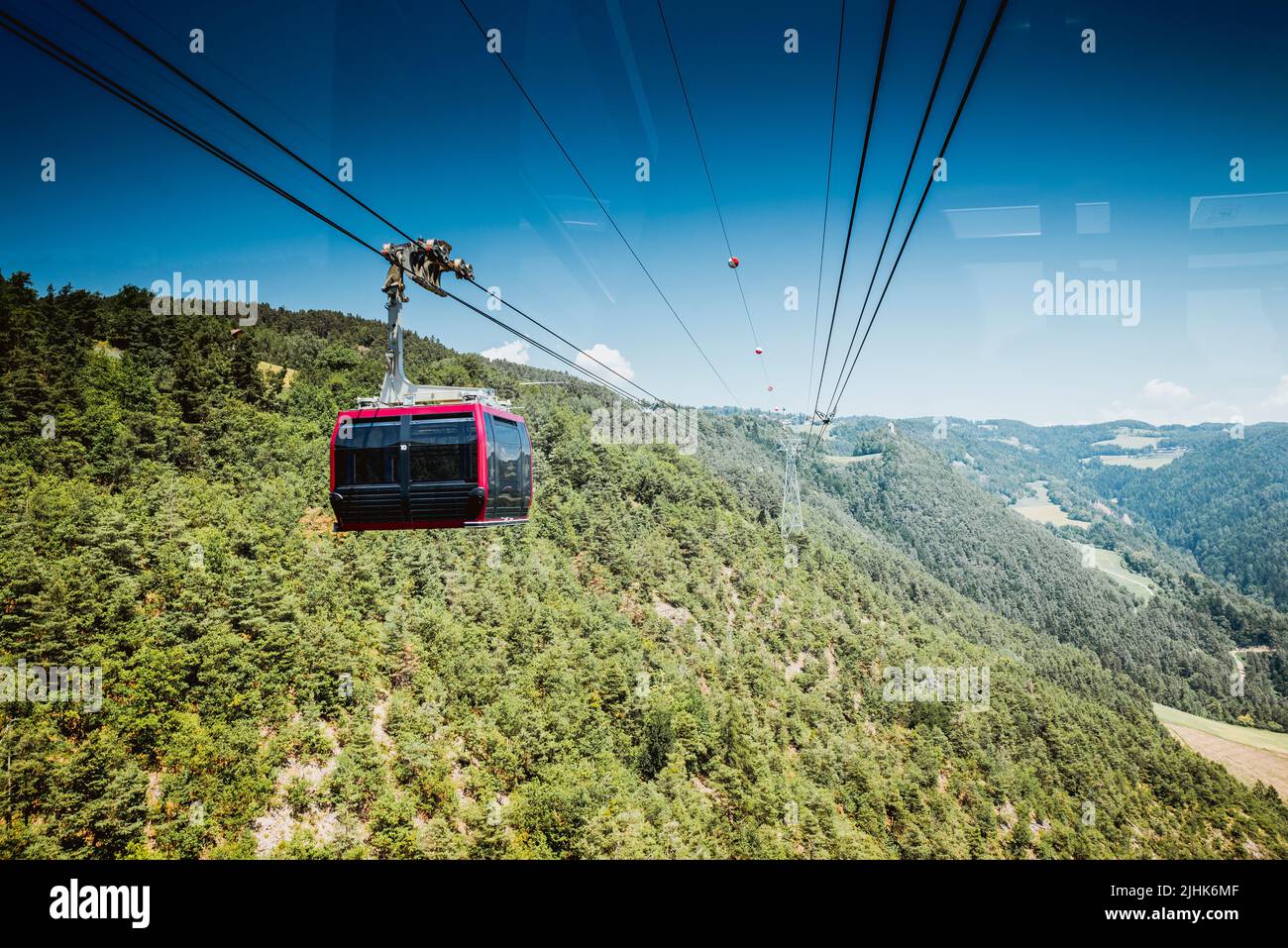 Aerial cable car cableway tramway hi-res stock photography and images ...