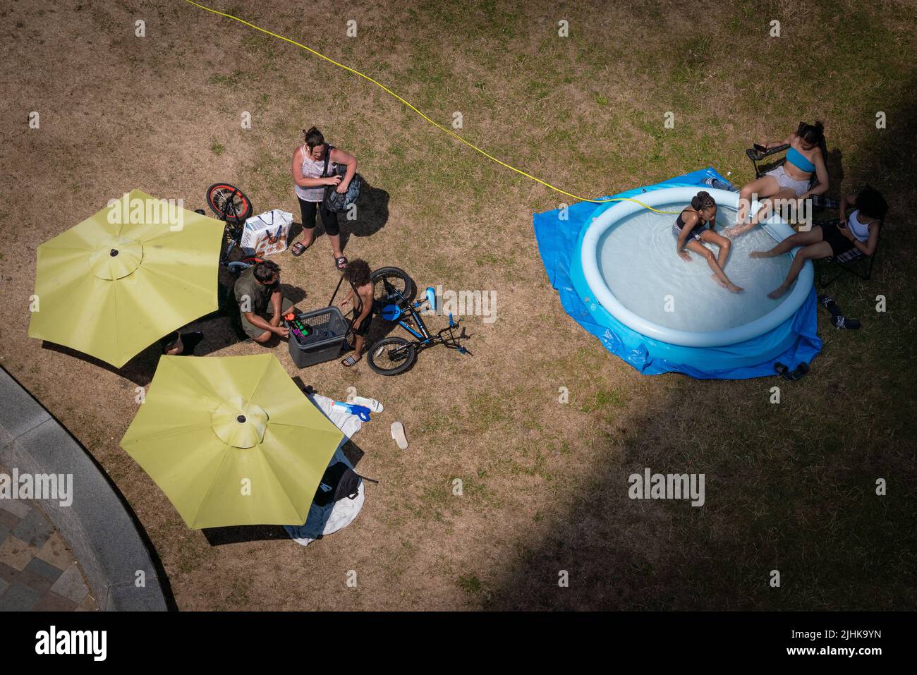 London, UK. 19th July, 2022. UK Weather: City Heatwave. Locals in east ...