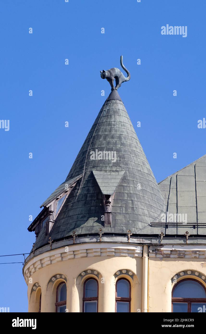 Cats sculpture on roof hi-res stock photography and images - Alamy