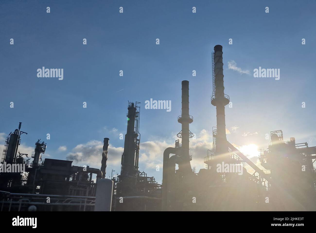 Refinery pipelines hi-res stock photography and images - Alamy