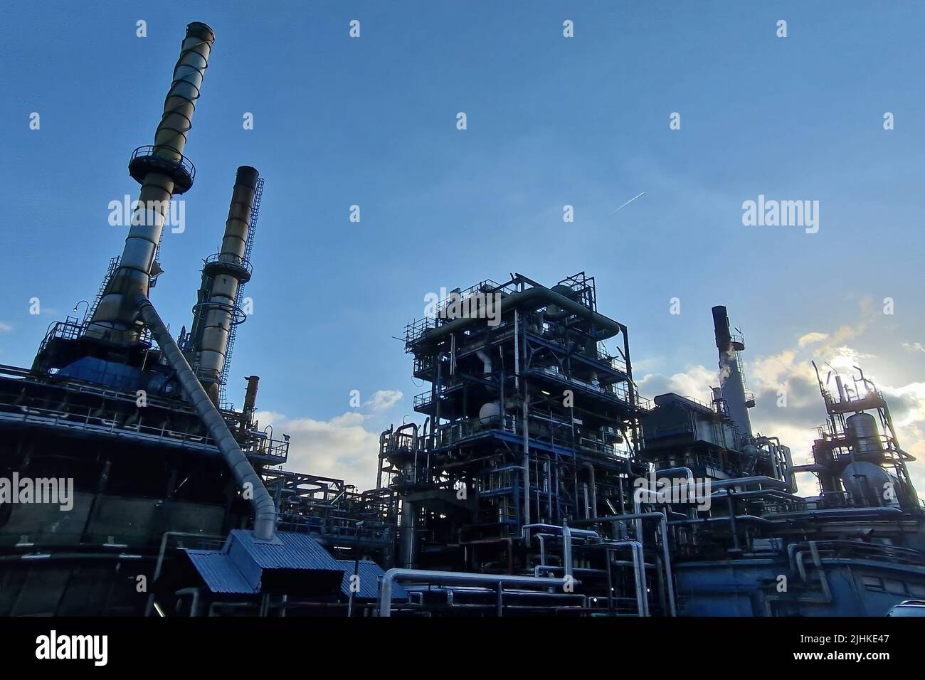 oil refinery pipelines power gas industry production Stock Photo - Alamy