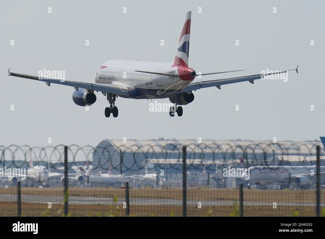 A British Airways flight comes into land in the heat haze at Heathrow ...