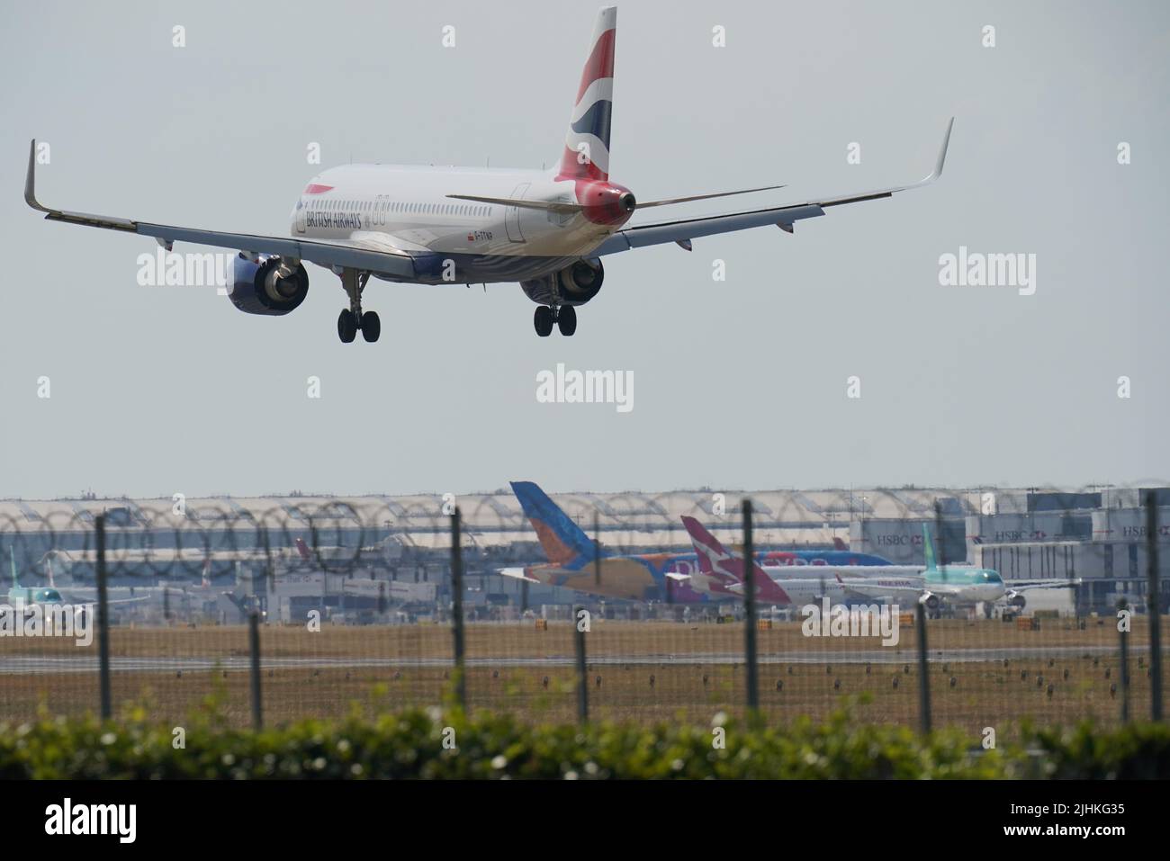 A British Airways flight comes into land in the heat haze at Heathrow ...