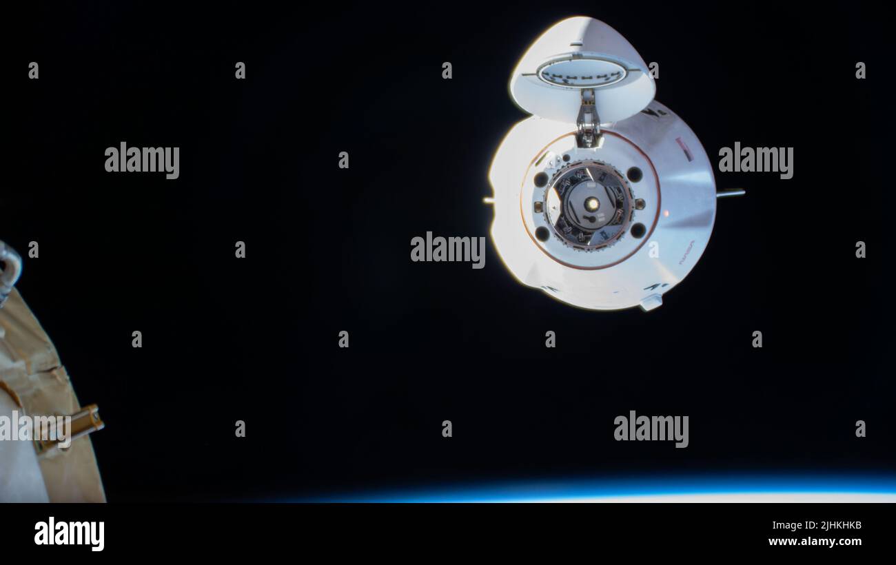 The SpaceX Dragon unmanned resupply spacecraft, approaches the ...