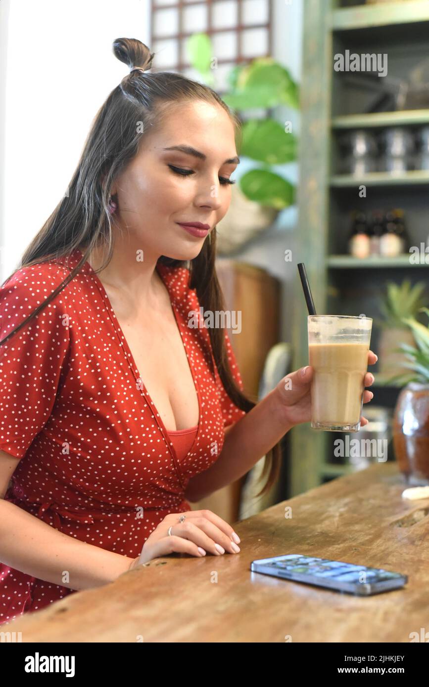 Mobile daytime internet hi-res stock photography and images - Alamy