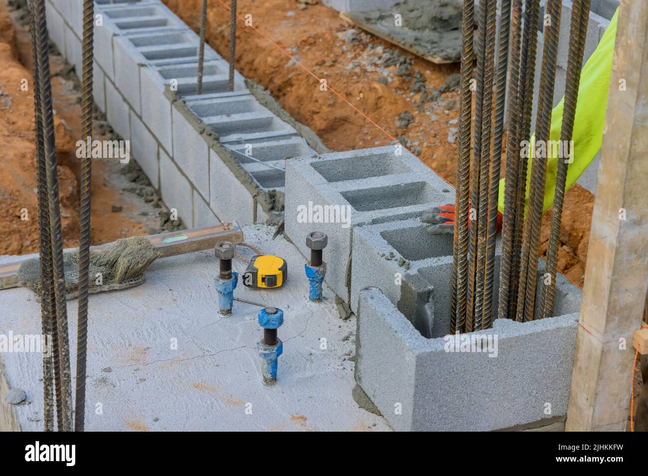 Mounting concrete blocks hi-res stock photography and images - Alamy