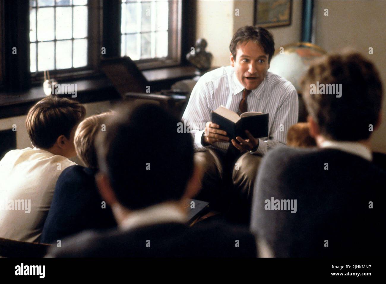 ROBIN WILLIAMS, DEAD POETS SOCIETY, 1989 Stock Photo - Alamy