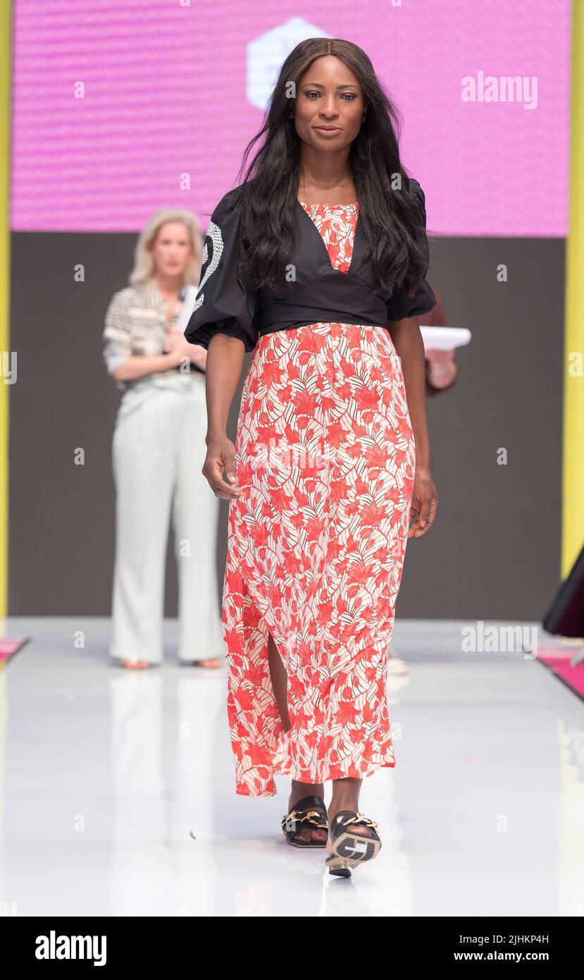 Clothing stylists hi-res stock photography and images - Alamy