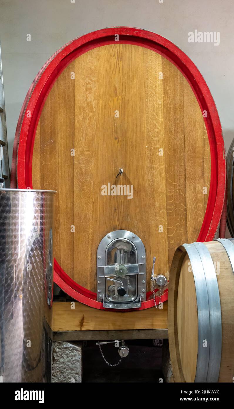 Modern winemaking france hi-res stock photography and images - Alamy