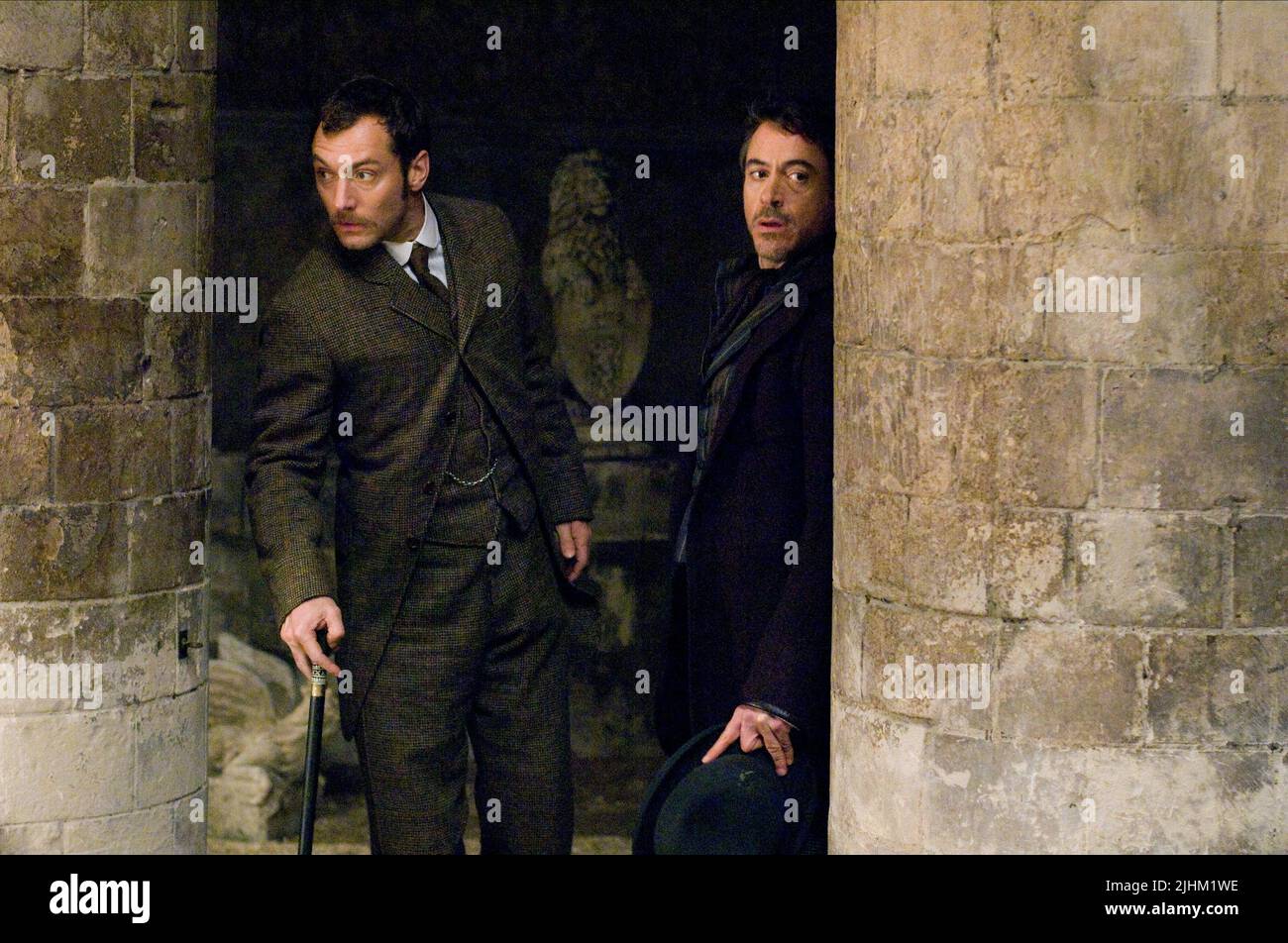 JUDE LAW, ROBERT DOWNEY JR., SHERLOCK HOLMES, 2009 Stock Photo - Alamy