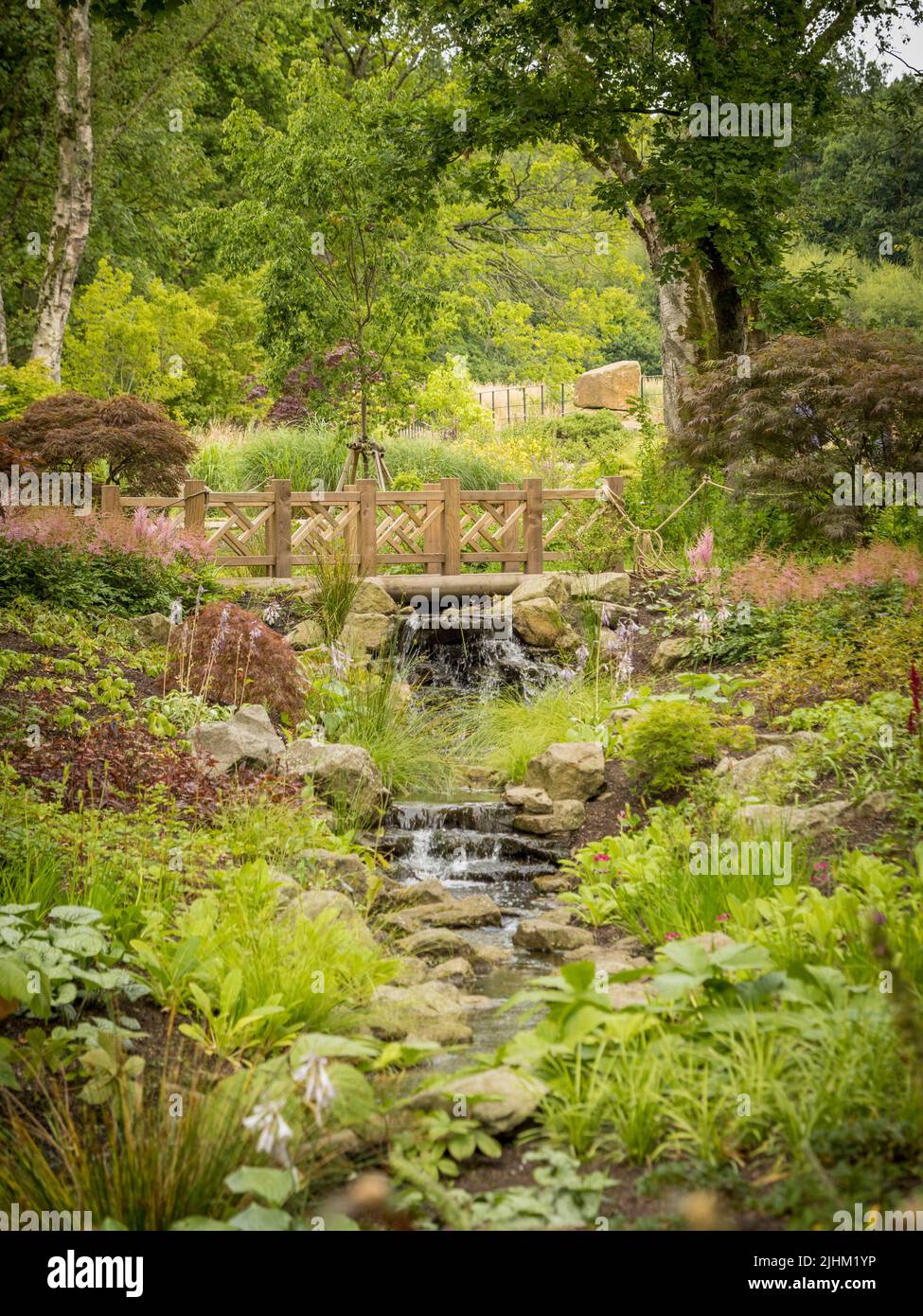 Wooden bridge garden hi-res stock photography and images - Alamy
