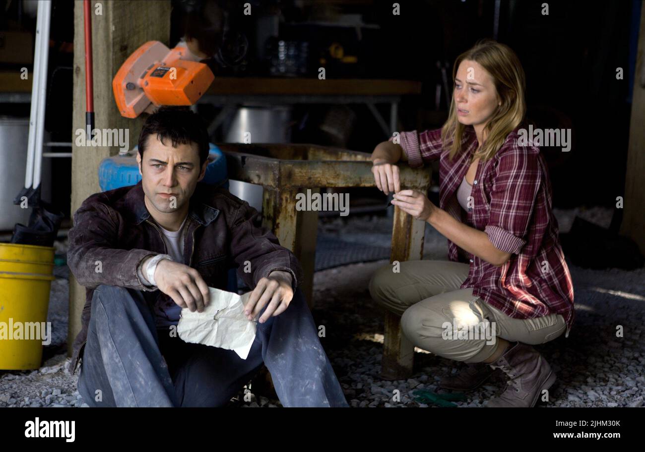 JOSEPH GORDON-LEVITT, EMILY BLUNT, LOOPER, 2012 Stock Photo - Alamy