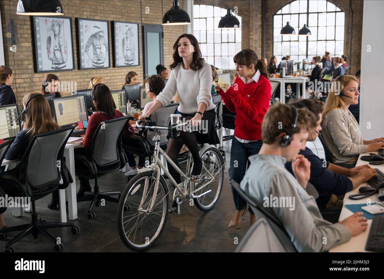 ANNE HATHAWAY, CHRISTINA SCHERER, THE INTERN, 2015 Stock Photo - Alamy