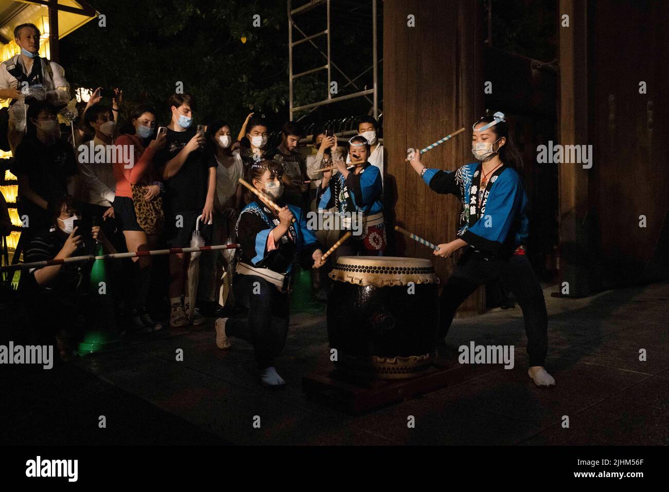 Taiko drummers tokyo hi-res stock photography and images - Alamy