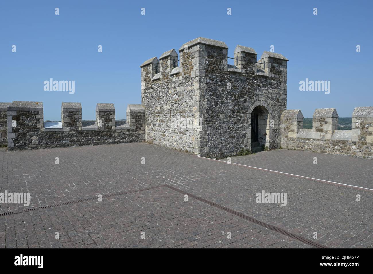 Battlements at an English Medieval castle Stock Photo - Alamy