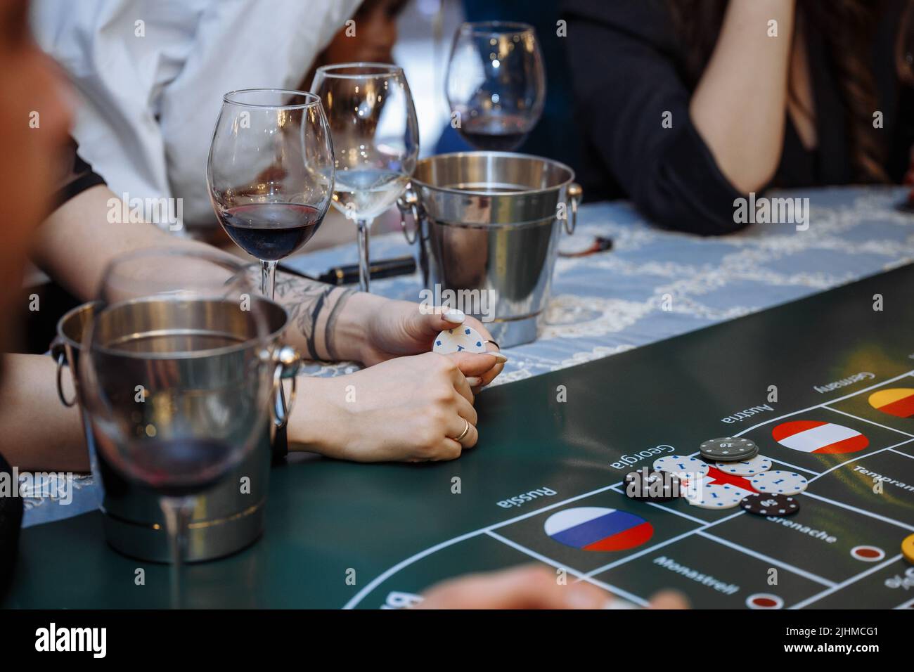 Card players hands hi-res stock photography and images - Alamy